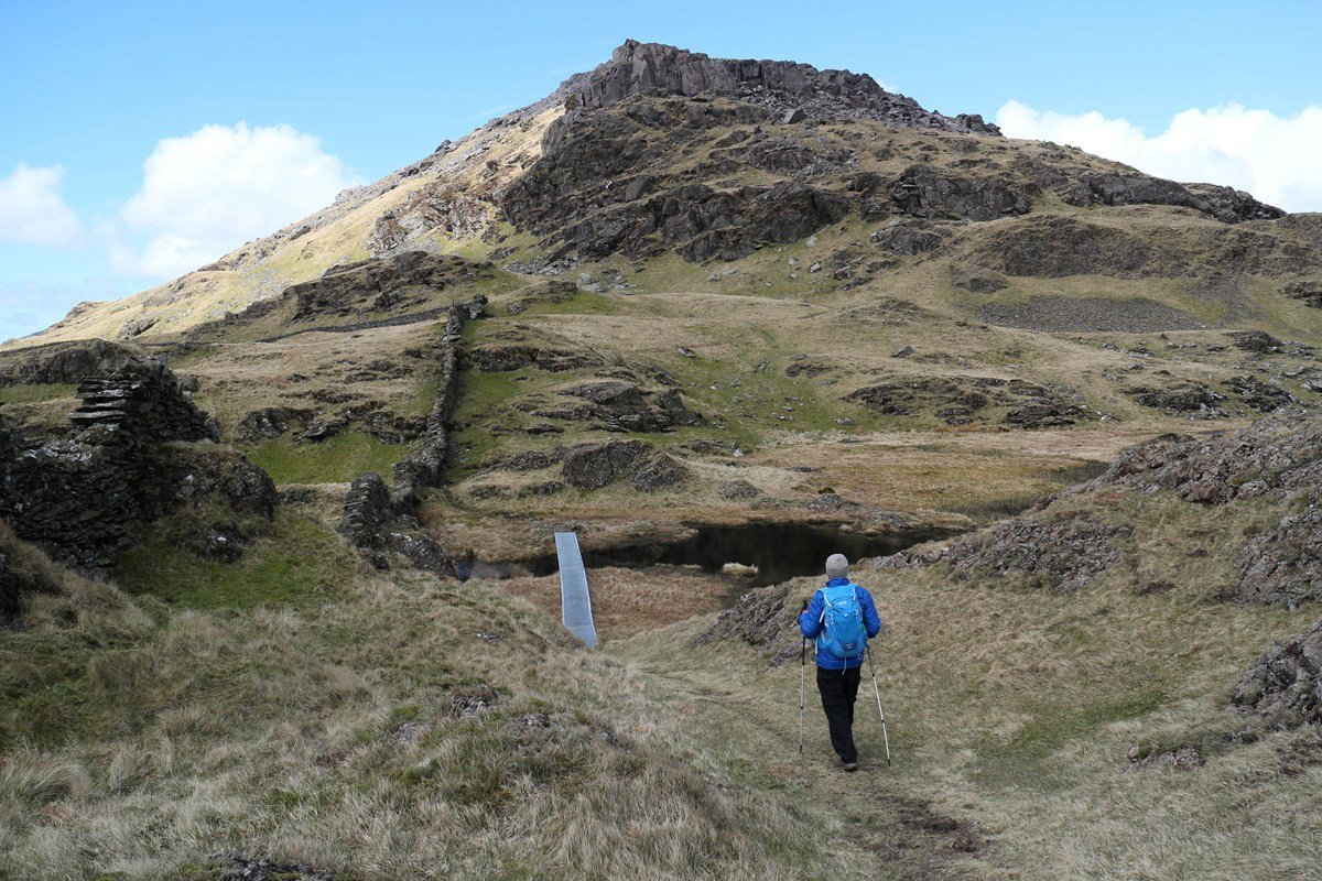 Walking up Moel Hebog from Beddgelert | Walking In Eryri Snowdonia ...